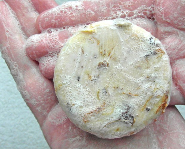 LUSH shampoo bar, “Soak and Float” – Review – Binky Vegan Studio